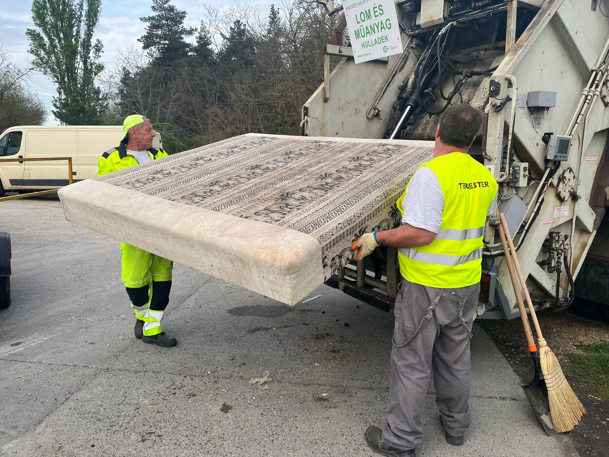 Őszi nagytakarítás Győr-Gyárváros! - GYHG Győri Hulladékgazdálkodási ...